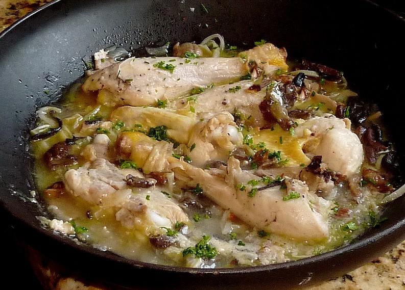 Poulet braisé au chardonnay et champignons des bois - www.cancoillotte.net